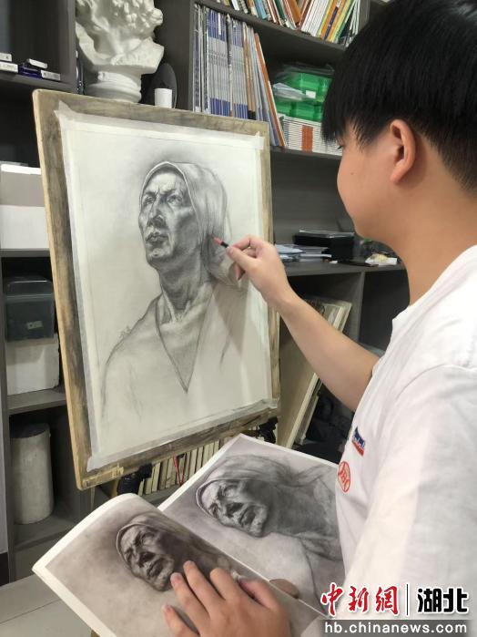 中新网湖北 湖北新闻网 咸宁画家孟清：笔墨绘心桥 润物细“无声”