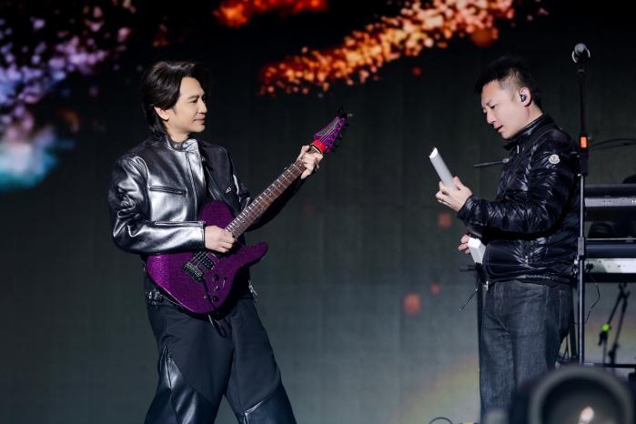 中新网湖北 湖北新闻网 稻花香2025群星演唱会（黄冈站）热力开唱