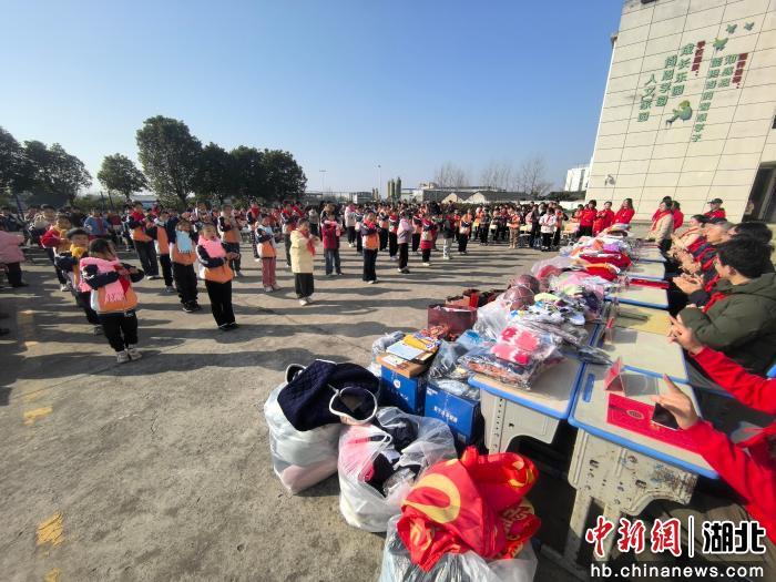 中新网湖北 湖北新闻网 武汉市发改委老干部携手爱心人士寒冬送温暖