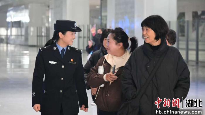 中新网湖北 湖北新闻网 宜昌北站正式运行 民辅警巡逻值守为旅客护航