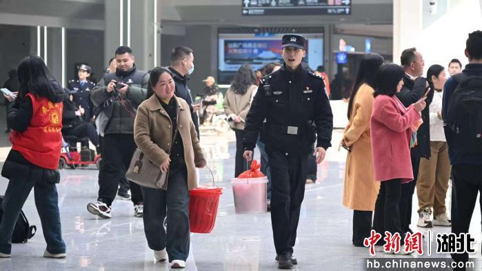 中新网湖北 湖北新闻网 宜昌北站正式运行 民辅警巡逻值守为旅客护航